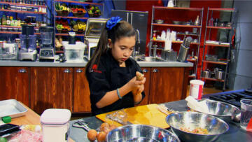 Watch Man vs. Child: Chef Showdown Season 2 Online | FYI